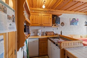 Apartamento conforto, 3 quartos | Cozinha privada | Geladeira, micro-ondas, fogão, lava-louças