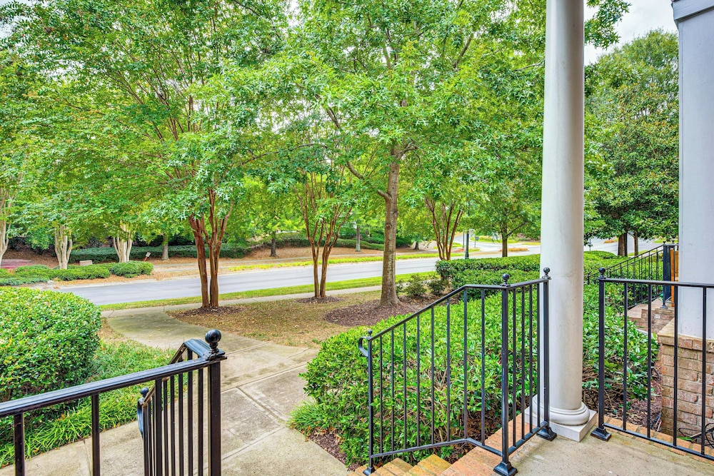 3 Mi To Avalon: Townhome W/ Balcony In Alpharetta! - Alpharetta, GA