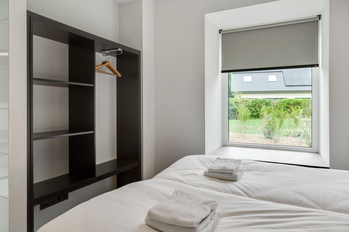 12 quartos, com mobília individualizada, roupa de cama fornecida