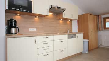 Apartamento clássico, 4 quartos | Cozinha privada | Geladeira, micro-ondas, lava-louças, cadeirão de bebê