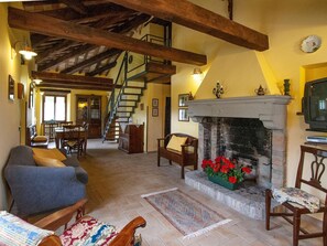 Casa luxo, 4 quartos | Sala de estar | Lareira