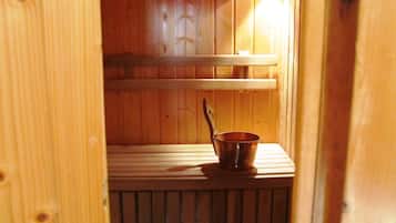 Interior de madeira com uma chávena de metal numa estante.