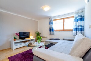 Apartamento Comfort, 2 quartos | Sala | Leitor de DVD 