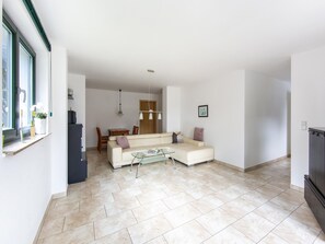 Casa conforto, vários quartos | Sala de estar | Lareira