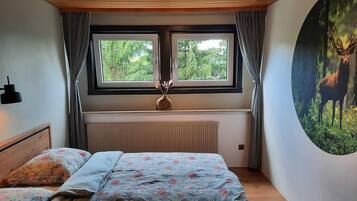 6 quartos, com mobília individualizada, roupa de cama fornecida