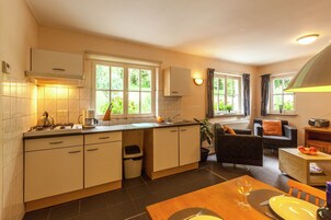 Casa clássico, 2 quartos | Cozinha privada | Geladeira, micro-ondas, cafeteira/chaleira, cadeirão de bebê
