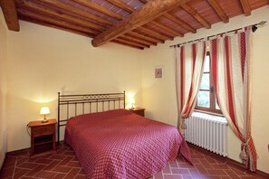 4 quartos, com mobília individualizada, roupa de cama fornecida 