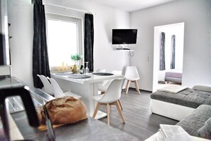 Casa Clássica, 3 quartos | Cozinha privada | Um frigorífico, um micro-ondas, um forno, uma placa de cozinha 
