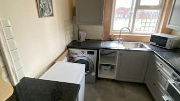 Apartamento | Cozinha privada | Geladeira, micro-ondas, fogão, cooktop