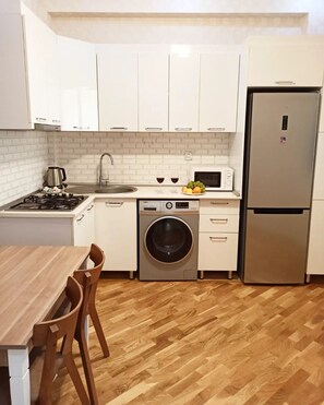 Apartamento Superior, varanda, Vista para a cidade | Cozinha privada | Uma chaleira elétrica 