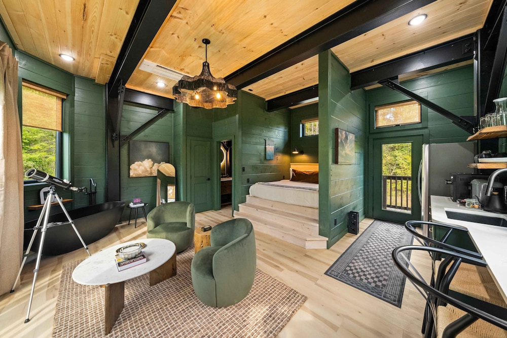 Stargazing Treehouse - Hot Tub 35 feet in the air! - Pigeon Forge | Vrbo