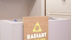 Uma área de recepção com um armário de madeira e uma placa que diz "RADIANT Pyramids view".