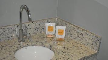 Quarto quádruplo standard | Banheiro | Chuveiro, produtos de toalete grátis, toalhas de banho, sabonete