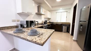 Apartamento Familiar, 2 quartos, vista para a piscina, junto à piscina | Cozinha privada | Um frigorífico/congelador grande, um micro-ondas, um forno