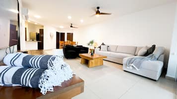 Apartamento Familiar, 2 quartos, vista para a piscina, junto à piscina | Sala de estar | Lareira