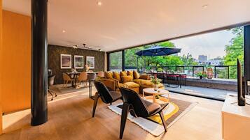 Apartamento, 3 quartos | Sala de estar | Televisor