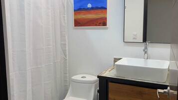 Apartamento Standard, vista para a baía | Casa de banho | Um chuveiro fixo, um secador de cabelo, champô, papel higiénico