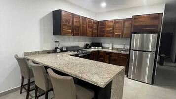 Apartamento standard, vista para a baía | Cozinha privada | Torradeira, liquidificador, especiarias, produtos de limpeza