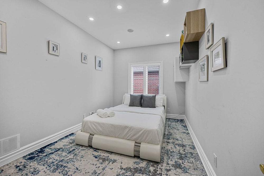 Multi-story Luxury Home + Private Backyard - Toronto