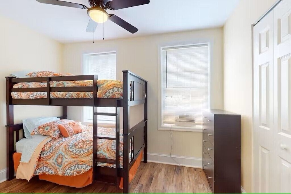 Spacious Downtown Frederick, 3 Br, Full Kitchen Off Street Parking - Frederick, MD