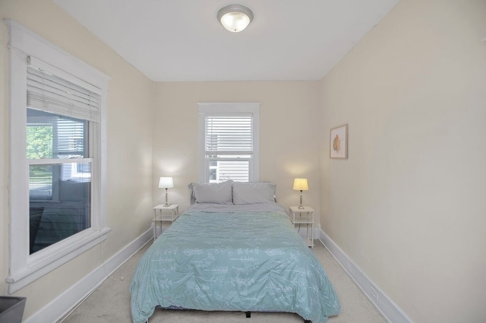 Blue Bungalow With 2 Bedrooms, Wifi, Ac In Peaceful South Bend - University of Notre Dame, Notre Dame