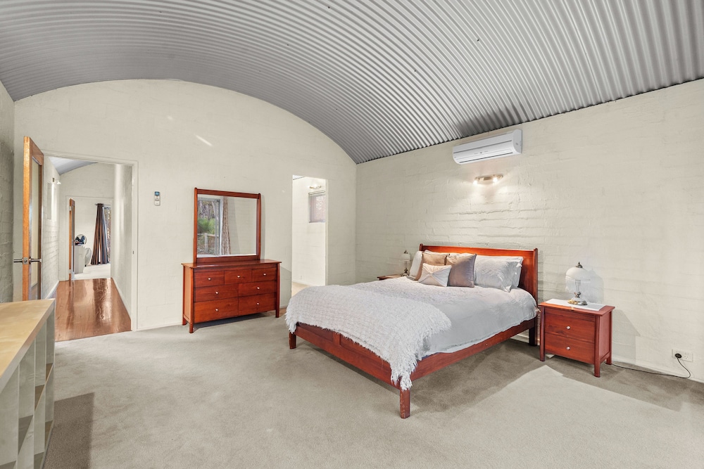 Ballakup House - A Large & Unique Bush Retreat, Surrounded By Grass Trees - Perth