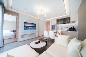 Suite Superior, 1 quarto, varanda, vista para o jardim | Sala de estar | Smart TV de 55 polegadas com canais digitais