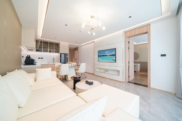 Suite Premium, 2 quartos, varanda, vista para o jardim | Sala de estar | Smart TV de 55 polegadas com canais digitais
