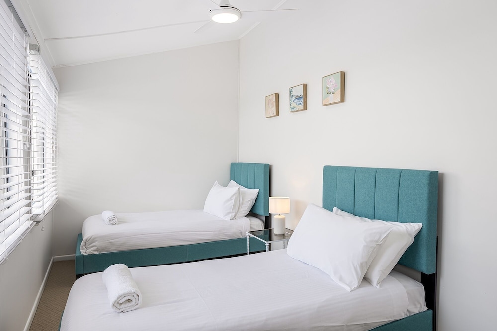 Cosy 2-bed With Private Deck, 400m From Beach - Margate, Australia