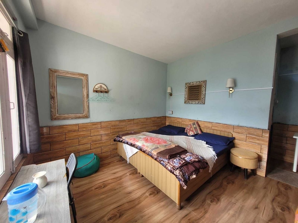 The Fullmoon Cafe - Tosh