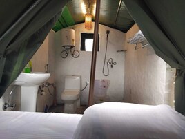 Barraca básica, vista para o vale | Banheiro | Chuveiro, toalhas de banho, sabonete, shampoo