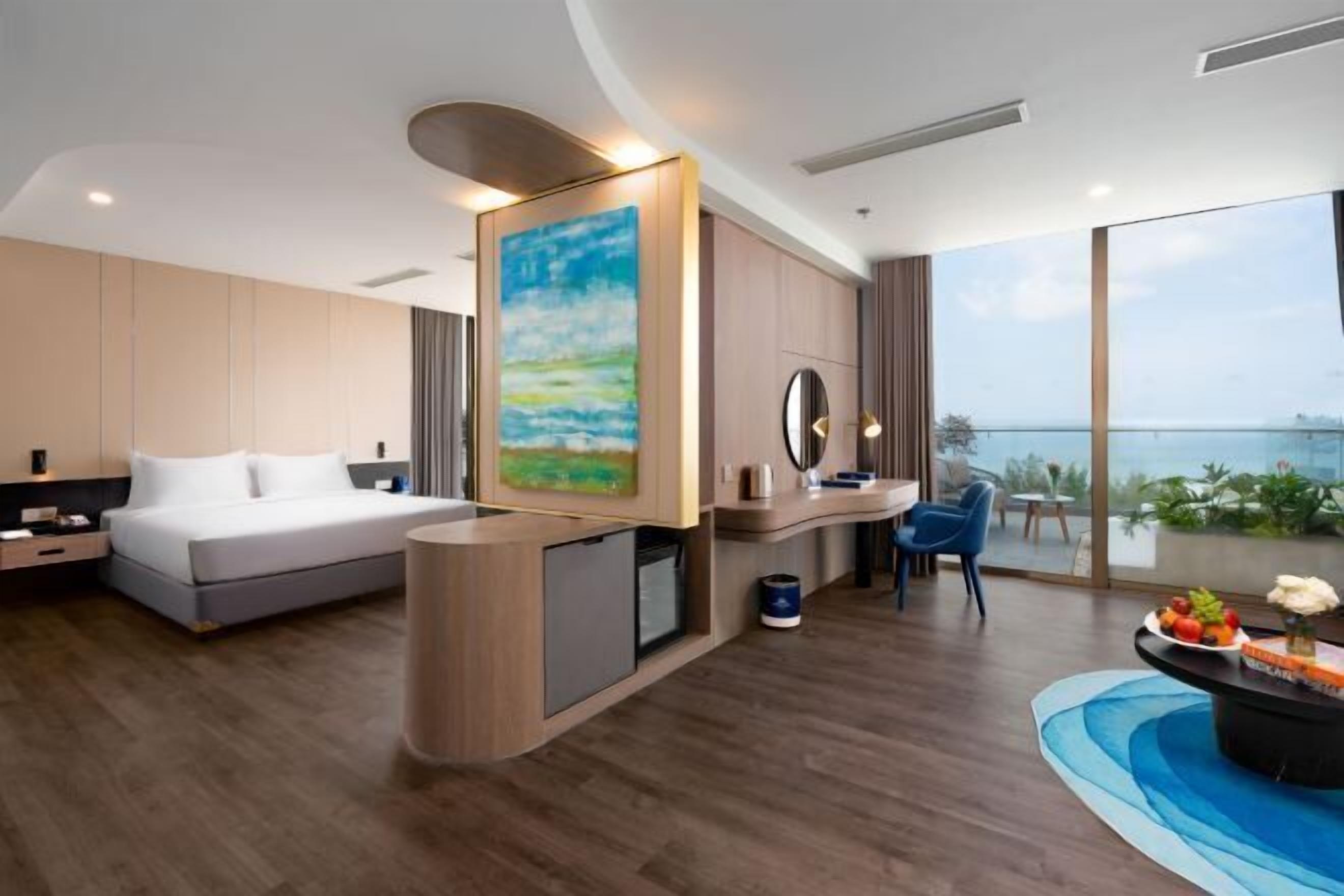 Roupa hipoalergénica, minibar, cofre no quarto, secretária 