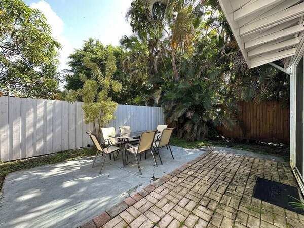 Stylish Home W\/ Patio Close To Beaches\/casino (#3) - Dania Beach, FL