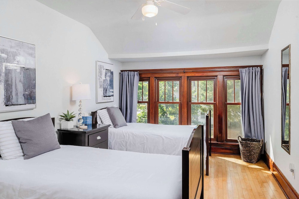 Gracious 5-bedroom Home In Downtown Stevens Point - Stevens Point, WI