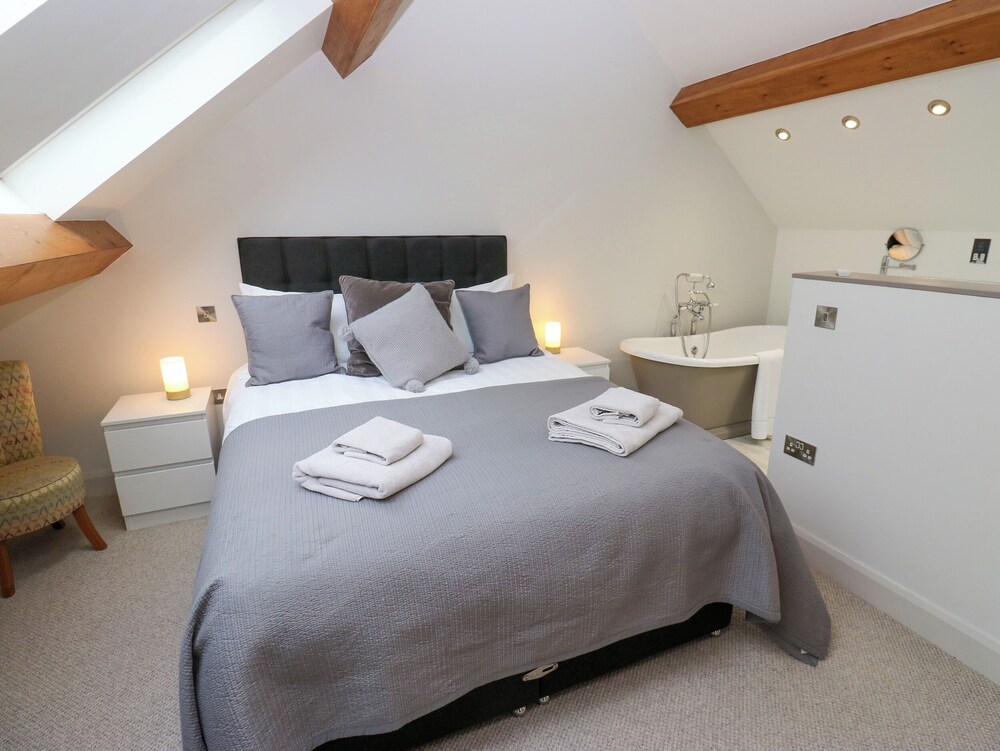 BLACK HOUSE COTTAGE, pet friendly, with a garden in Ripponden ...