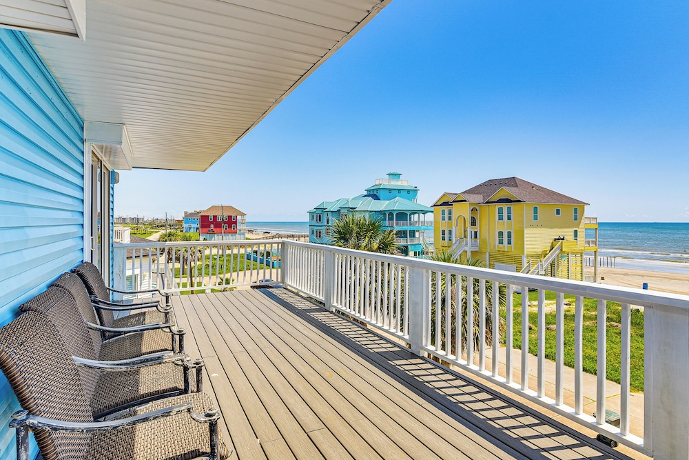 Walk To Beach: Home W/ 2 Decks In Galveston! - Galveston