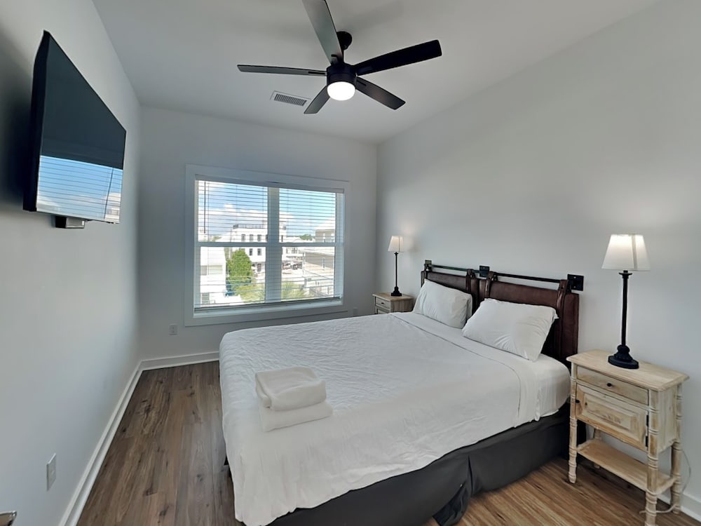 3bd/3ba New Build, Across From Beach, Private Pool + Game Room - Panama City, FL