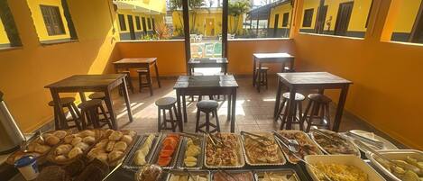 Café da manhã com buffet grátis todos os dias