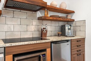 Villa de Luxo, vista para o pátio | Cozinha privada | Uma máquina de café expresso, uma cafeteira/bule 