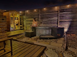 Uma área de sauna com bancos de madeira e um banco com aquecedor embutido.