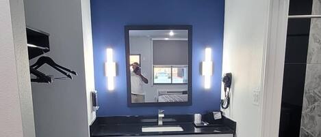 Uma banheira, um secador de cabelo, toalhas fornecidas, sabão