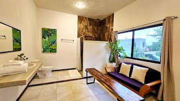 Quarto Duplo Superior, 1 quarto, varanda, vista para a piscina | Casa de banho | Um polibã, um secador de cabelo, toalhas fornecidas, sabão