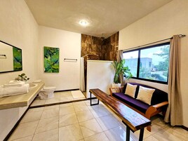 Quarto Duplo Superior, 1 quarto, varanda, vista para a piscina | Casa de banho | Um polibã, um secador de cabelo, toalhas fornecidas, sabão 