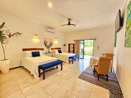 Quarto Duplo Superior, não fumadores, ar condicionado | Edredões de penas, secretária, Wi-fi grátis, roupa de cama fornecida 