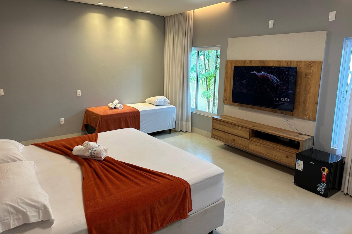 Quarto Triplo de Luxo, vista para o jardim | Roupa de alta qualidade, edredões de penas, secretária 