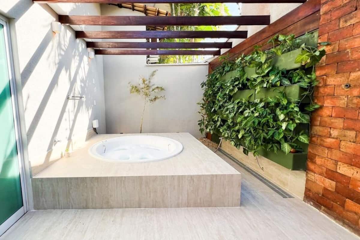 1 quarto, secretária, secretária adequada para computadores portáteis