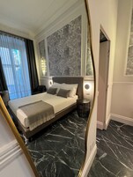 Quarto casal superior, sacada, vista para a cidade | Roupas de cama de algodão egípcio, roupas de cama premium
