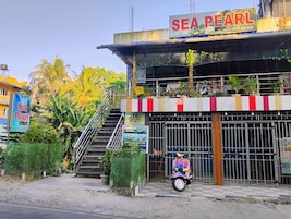 Um edifício com uma placa indicando 