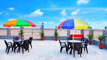 Terraço com espreguiçadeiras