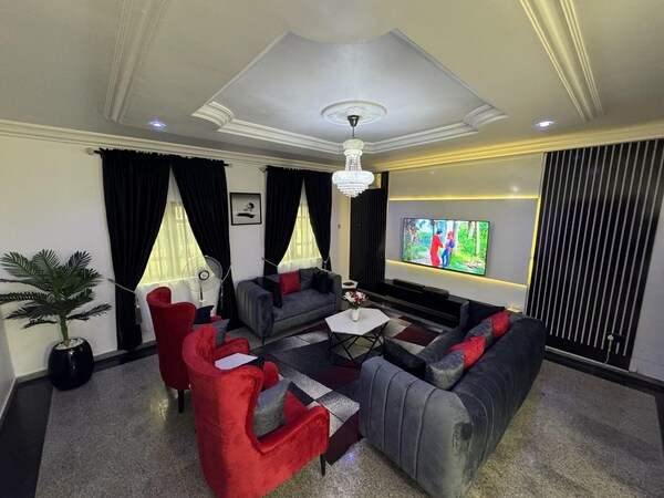 Luxe Lagos Retreat With 3 Bedrooms - Lagos, Nigeria